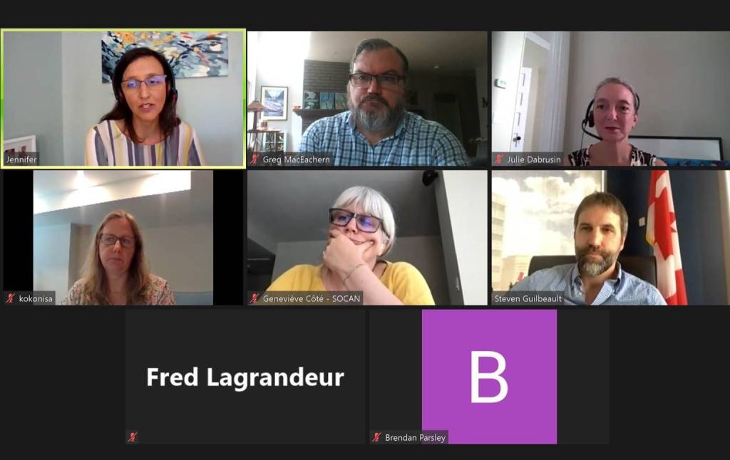 La chef de la direction par intérim Jennifer Brown rencontre le ...